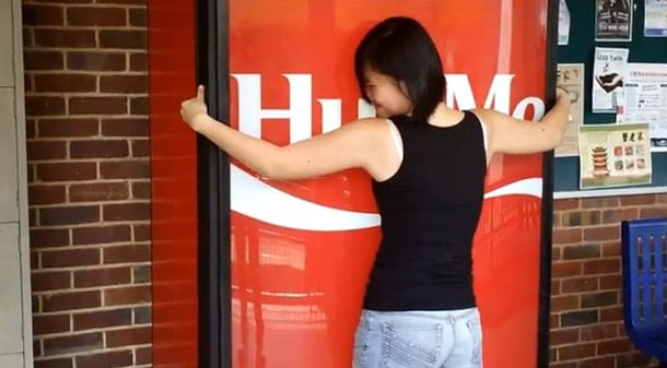 "Hug Me" Le distributeur de Coca gratuit en échange d'un gros câlin - KULTT