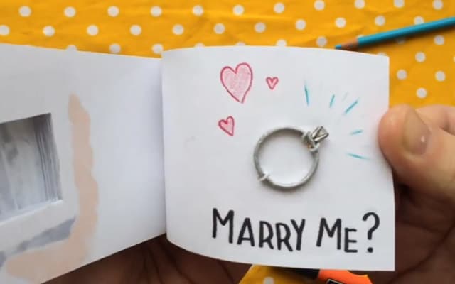 Il lui demande sa main avec un flipbook - KULTT