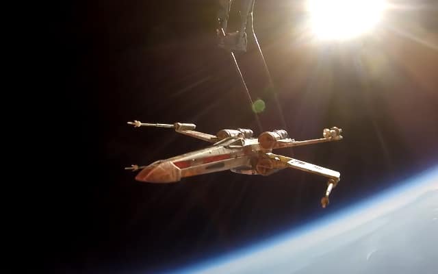 2 fans de Star Wars envoient un X-Wing dans l'espace pour se faire ...