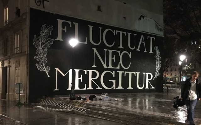 La devise de Paris s'affiche sur le Canal Saint-Martin - KULTT