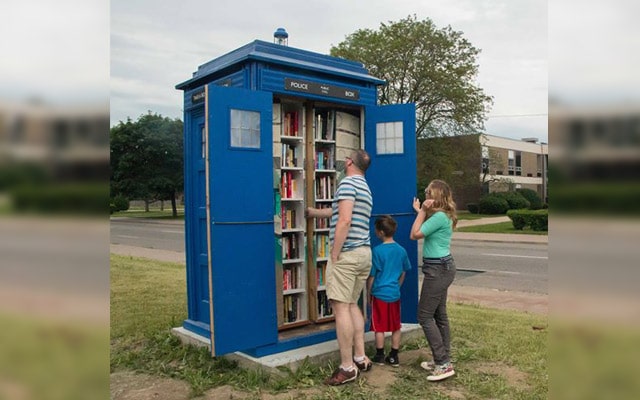Doctor Who : un fan construit une librairie "TARDIS" en libre-service ...