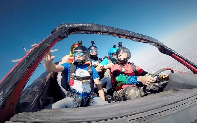 Sauter en parachute avec une voiture - KULTT
