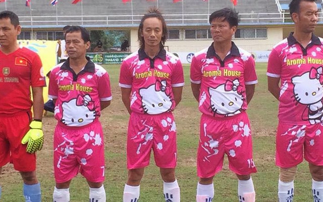 Une équipe de football présente son maillot Hello Kitty - KULTT