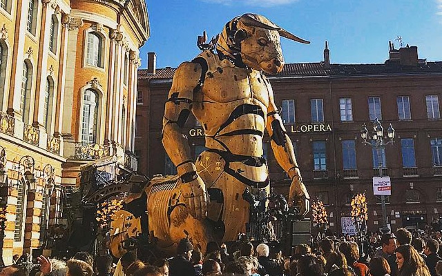 Un gigantesque Minotaure articulé dans les rues de Toulouse - KULTT