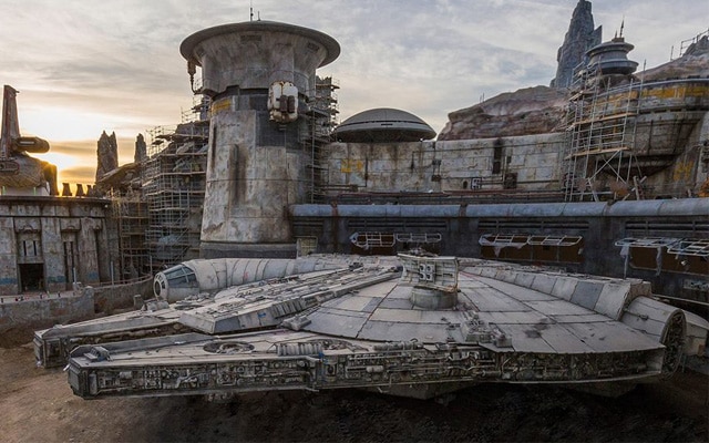 DisneyLand : une attraction avec un Faucon Millenium en grandeur nature ...